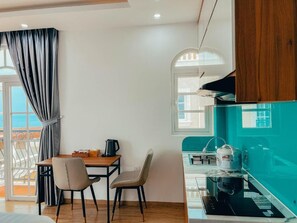 Estúdio Deluxe, varanda, vista para a praia | Sala de estar | Televisor de 25 polegadas com canais por cabo 