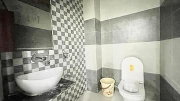 Quarto Triplo Deluxe | Casa de banho | Um polibã, um chuveiro fixo, toalhas fornecidas, sabão