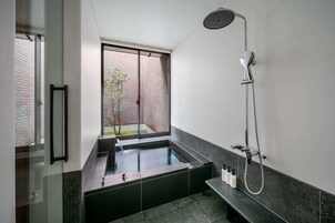 Quarto duplo superior, vista para o jardim | Banheiro | Chuveiro, secador de cabelo, chinelos, toalhas de banho