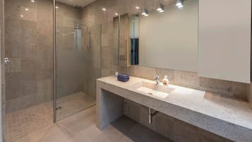 Appartement Supérieur 2 | Casa de banho | Um polibã, artigos de higiene pessoal grátis, um secador de cabelo