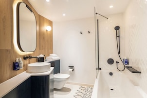 Quarto luxo, 1 cama King, no canto | Banheiro | Chuveiro, secador de cabelo, toalhas de banho, sabonete