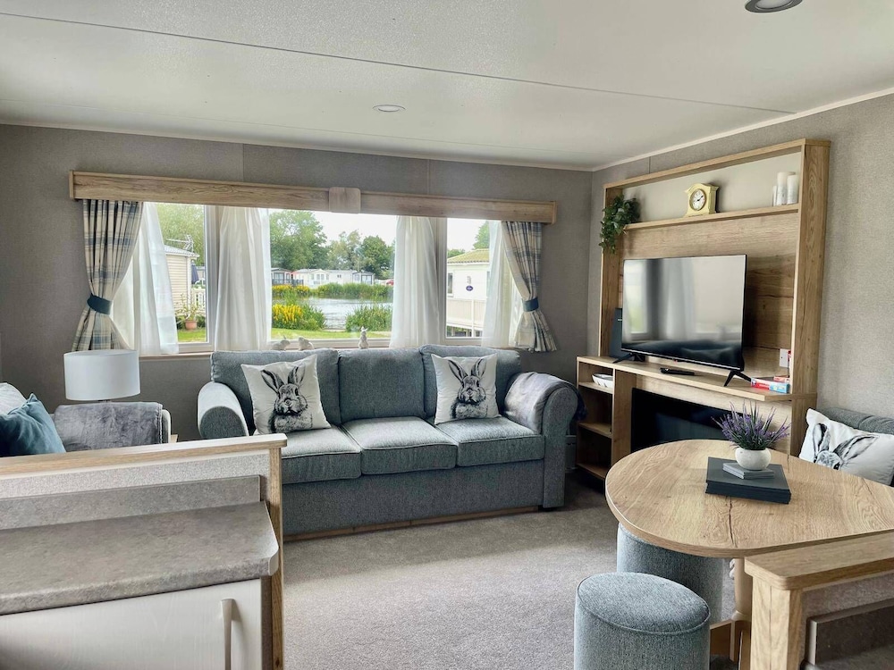 Gorgeous 2 Bed Caravan In South Cerney - Cotswolds