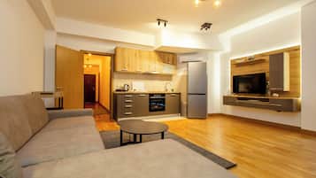 Apartamento Comfort, 1 quarto | Cozinha privada | Um frigorífico/congelador grande, um forno, uma placa de cozinha