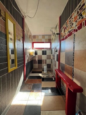 Banheira e chuveiro separados, toalhas de banho, sabonete, shampoo