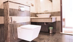 Quarto casal luxo, vista para o jardim | Banheiro | Chuveiro, produtos de toalete grátis, toalhas de banho, sabonete