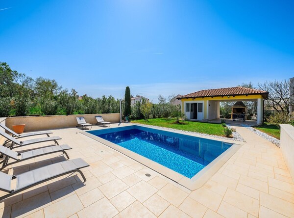 Bright Apartment With Communal Pool - Poreč