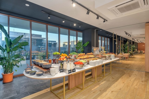 Café da manhã continental todos os dias (EUR 15 por pessoa)