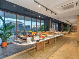 Café da manhã continental todos os dias (EUR 15 por pessoa) 