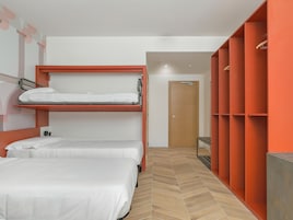 Quarto Quádruplo Standard | Cofre no quarto, secretária, Wi-fi grátis, roupa de cama fornecida 