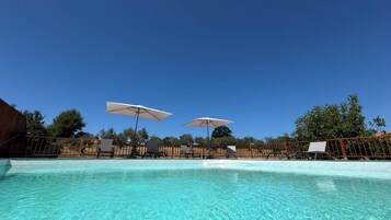 Piscina exterior, guarda-sóis, espreguiçadeiras 