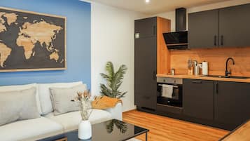 Apartamento Comfort em Condomínio Fechado, 1 cama king-size e sofá-cama | Sala de estar | Smart TV de 48 polegadas com canais digitais, Netflix