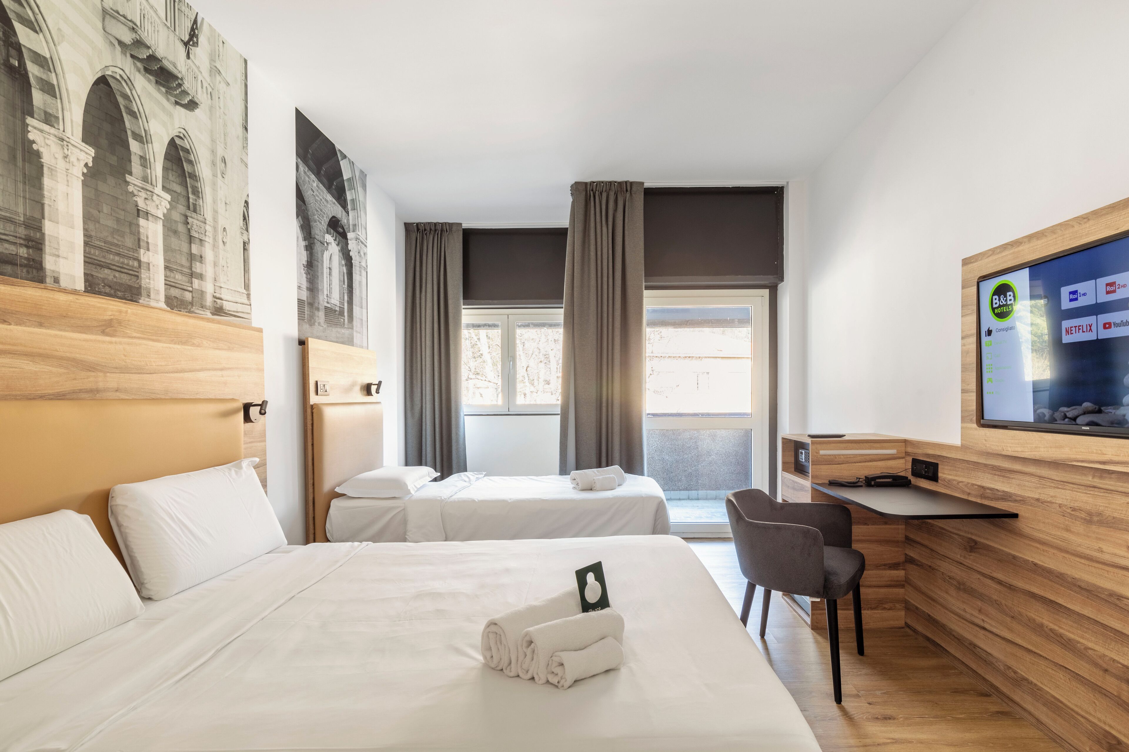 Quarto triplo standard | Cofres nos quartos, Wi-Fi de cortesia