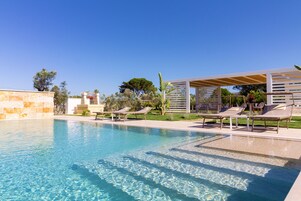 Piscina externa, guarda-sóis, espreguiçadeiras