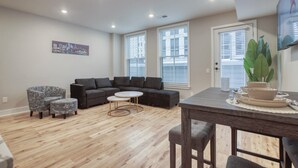 Suite Premium | Sala de estar | Televisor de ecrã plano de 55 polegadas com canais digitais 