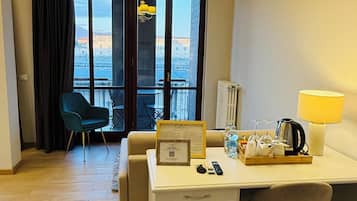 Suite Júnior, Vista para a cidade | Sala de estar | Smart TV de 43 polegadas com canais via satélite