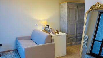 Suite Júnior, Vista para a cidade | Minibar, cofre no quarto, com decoração personalizada