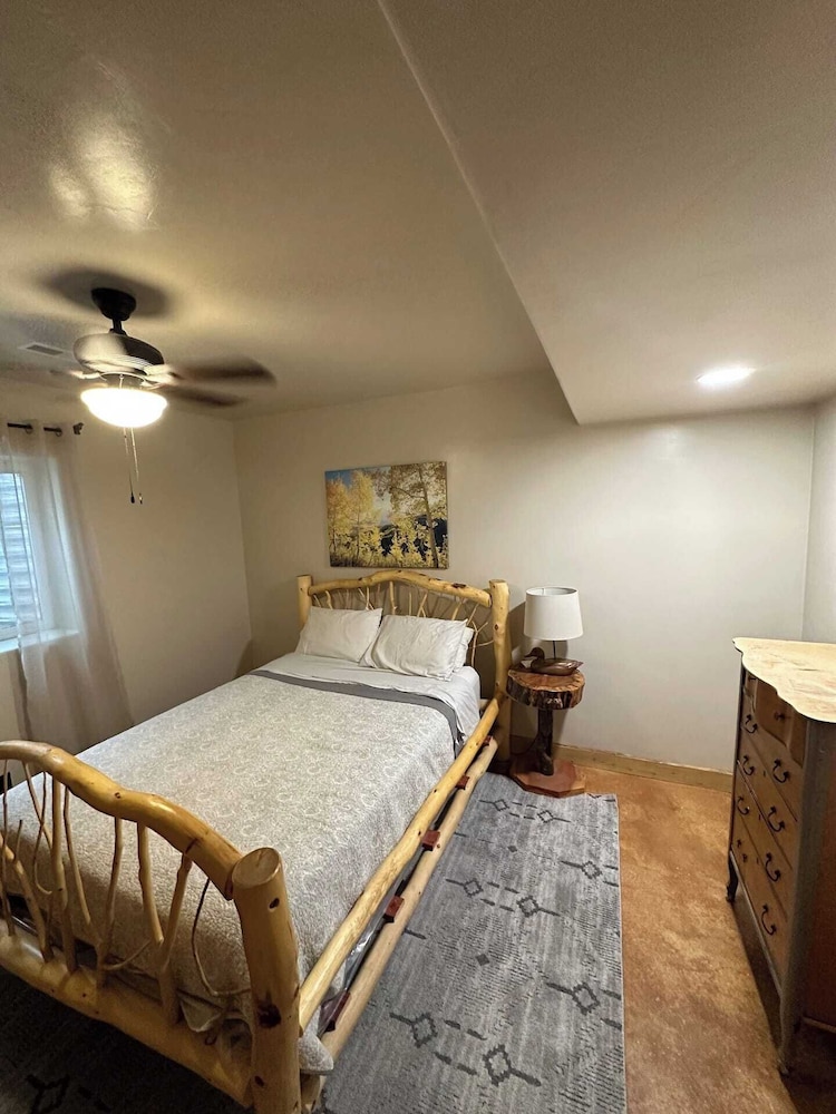 Dutch John Adventure Outpost—2800 Sq Ft, log home, private Pickleball ...
