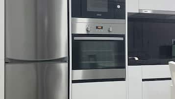 Geladeira grande, micro-ondas, fogão, cooktop