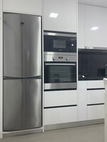 Um frigorífico/congelador grande, um micro-ondas, um forno 