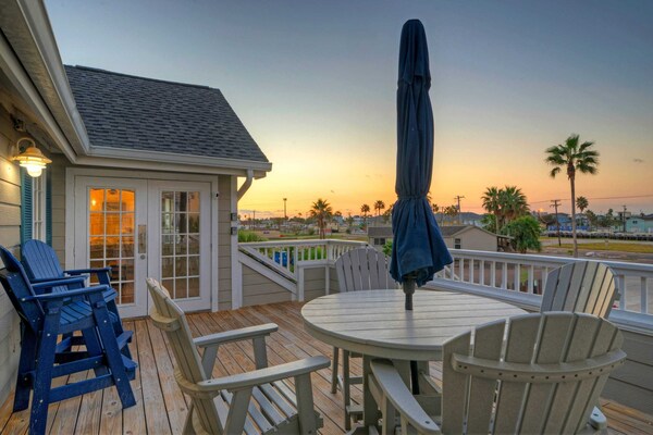 Dolphin At Trout Street Queen Suite W/ Kitchenette Marina-front + Patio - Port Aransas, TX