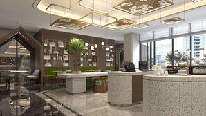 Um lobby moderno com balcão de recepção, áreas de estar e uma grande janela com vista para a cidade.