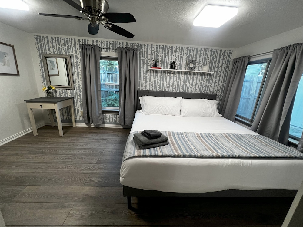 Relax, Snap, and Stream In Style. Spacious 4 King Bed Room w/Game Room ...