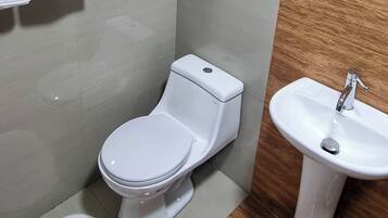 Um polibã, um chuveiro fixo, artigos de higiene pessoal grátis