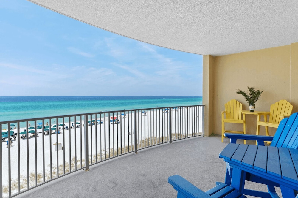 Emerald Isle Resort 405 By Avantstay Beachfront, Beach Chairs + Pool Access - Panama City Beach, FL