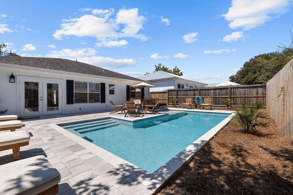 1 Block To Beach, Private Pool + Fire Pit, Bonfires! G By The Sea By Avantstay - Florida Panhandle, FL