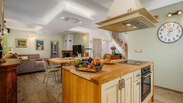 Villa | Cozinha privada | Uma chaleira elétrica, uma torradeira, utensílios de cozinha