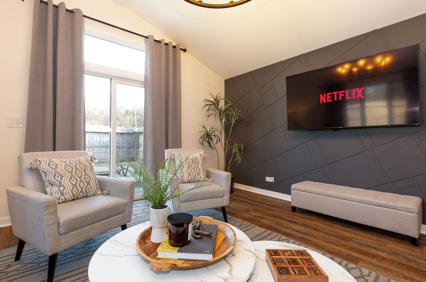 Grand Retreat/5 Bedrooms/game Room - Downers Grove, IL