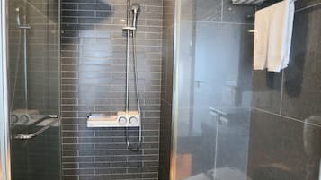 Secador de cabelo, chinelos, bidê, toalhas de banho