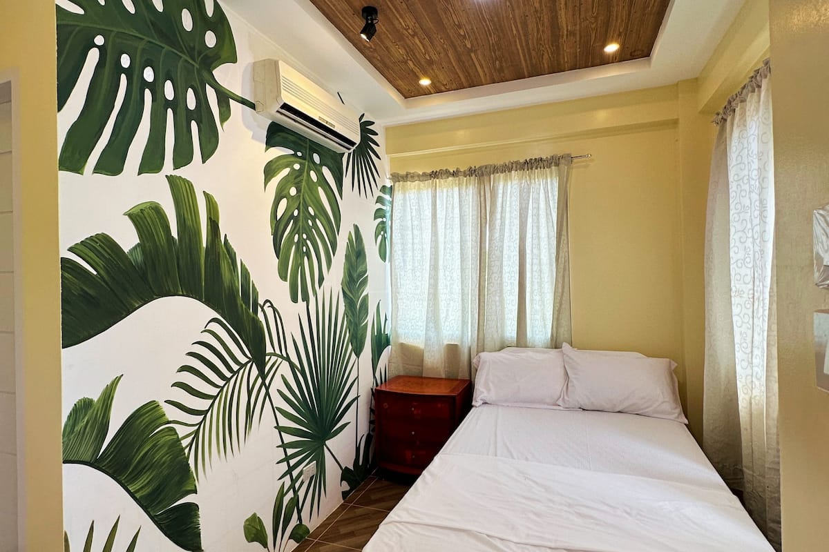 Standard Deluxe Room | Secretária, roupa de cama fornecida