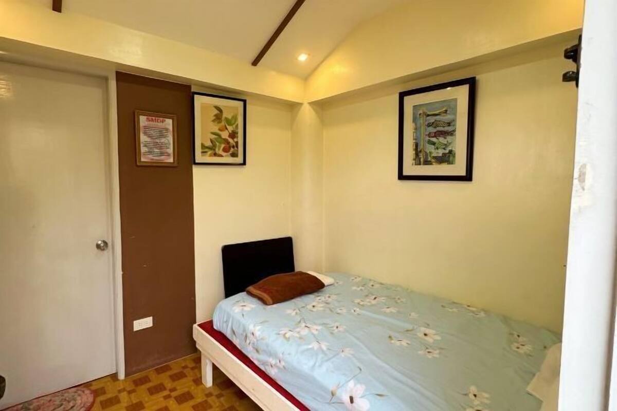 Secretária, roupa de cama fornecida