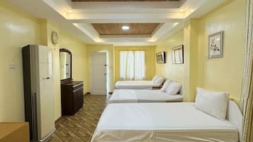 Barkada Room | Escrivaninha, roupa de cama