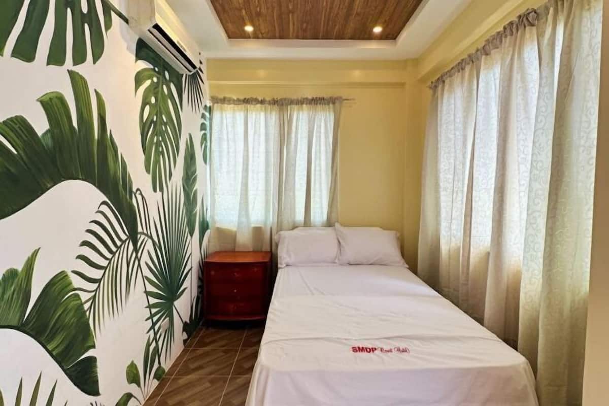 Secretária, roupa de cama fornecida