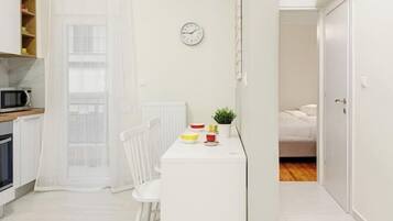 Apartamento Premium, 3 quartos, varanda, vista para o parque | Cozinha privada | Um micro-ondas, um forno, uma placa de cozinha