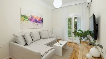 Apartamento Premium, 3 quartos, varanda, vista para o parque | Sala de estar | Televisor de 38 polegadas com canais digitais
