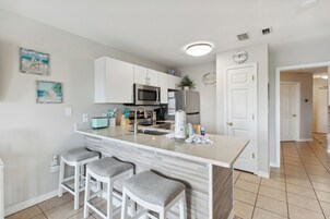 Apartamento Signature em Condomínio Fechado, 1 quarto, varanda, vista para a piscina | Refeições no quarto