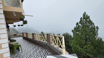 Quarto Deluxe, vista para a montanha | Vista da varanda