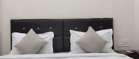 Quarto casal luxo, sacada, vista para a cidade | Escrivaninha, ferros/tábuas de passar roupa, Wi-Fi de cortesia