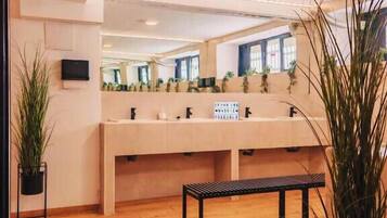 Um polibã, um secador de cabelo, chinelos, sabão