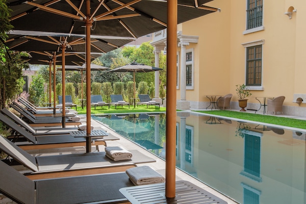 Piscina exterior, guarda-sóis, espreguiçadeiras