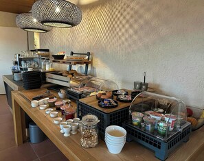 Pequeno-almoço tipo buffet diário incluído