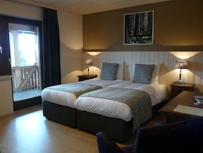 Quarto Duplo Deluxe, varanda, vista para a colina | Wi-fi grátis