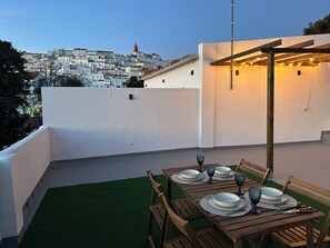 Apartamento superior, vista para o jardim | Terraço/pátio