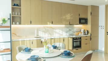 Apartamento, 1 quarto, vista para o mar | Cozinha privada | Geladeira grande, micro-ondas, fogão, cooktop