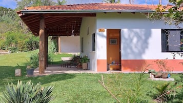Chalé, vista para o jardim (Tiê) | Vista do quarto