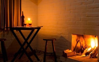 1 quarto, secretária, secretária adequada para computadores portáteis