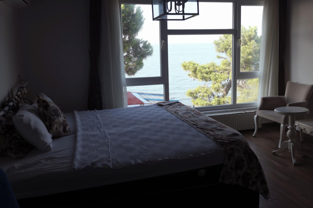 Quarto casal conforto, vista para o mar | Edredons de pluma, frigobar, escrivaninha